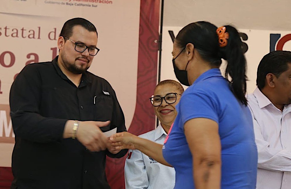 ENTREGARON APOYOS ECONÓMICOS EN MIRAFLORES – alDíaBCS